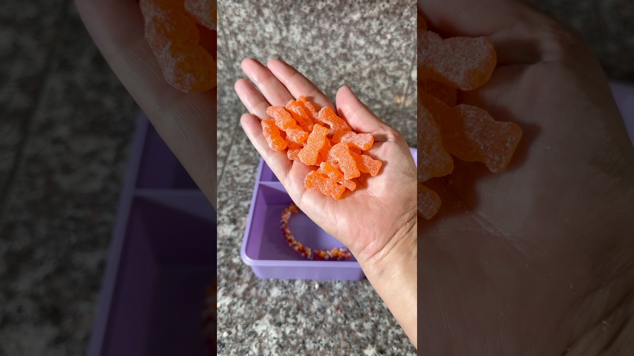Packing school lunch using only orange foods for a fun challenge
