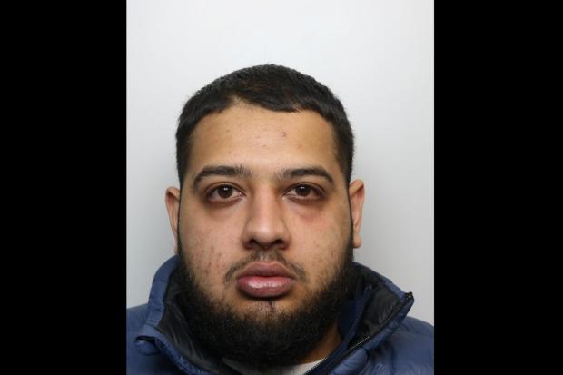 Image released of thug who threatened man with a knife and demanded money