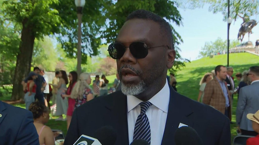 Chicago Mayor Brandon Johnson headed to Rome to talk to Pope Leo XIV