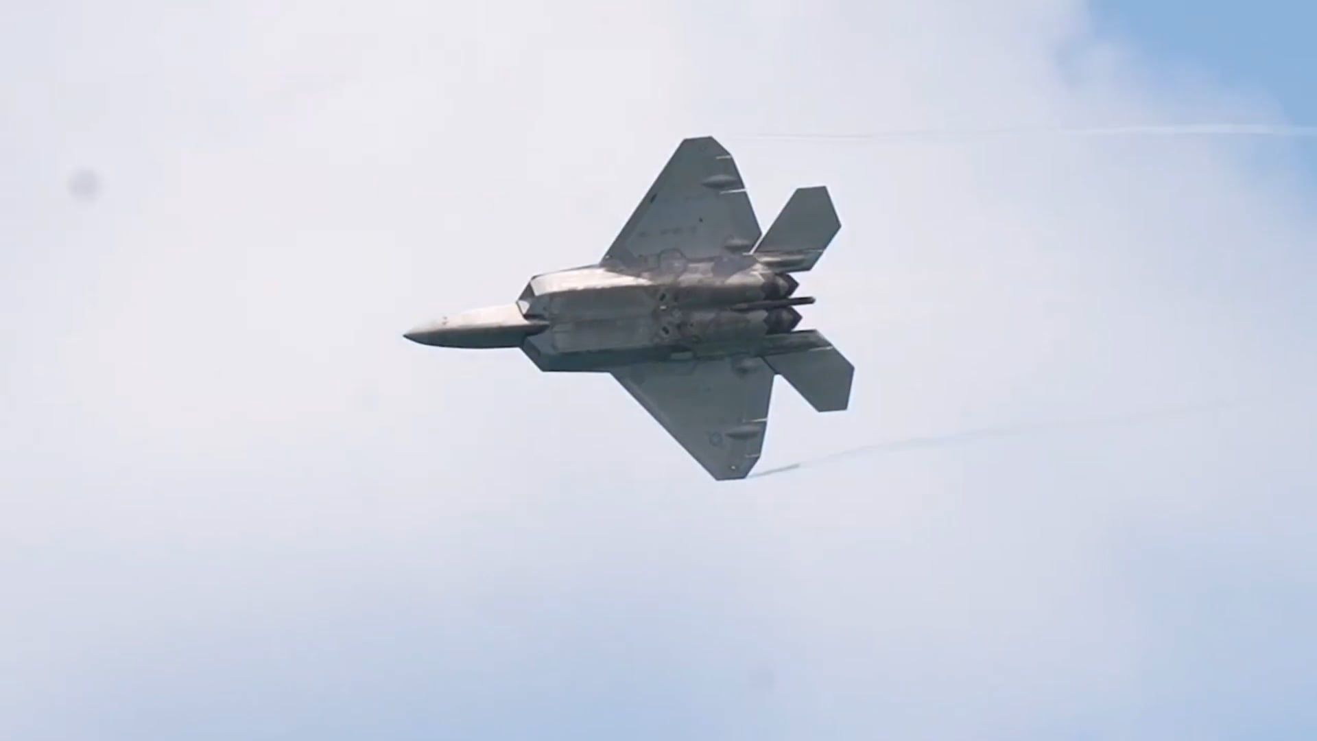 Powerful F-22 Raptor maneuvers highlight air superiority