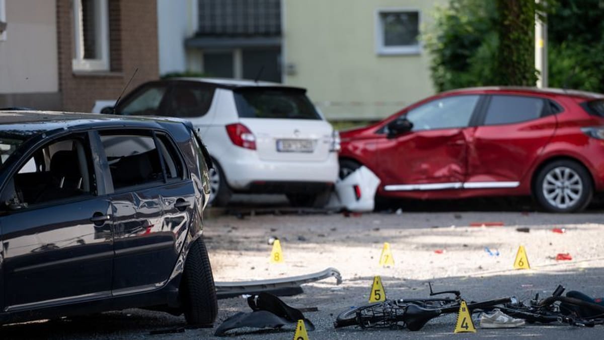 Auto fährt in Kindergruppe – Lebensgefahr