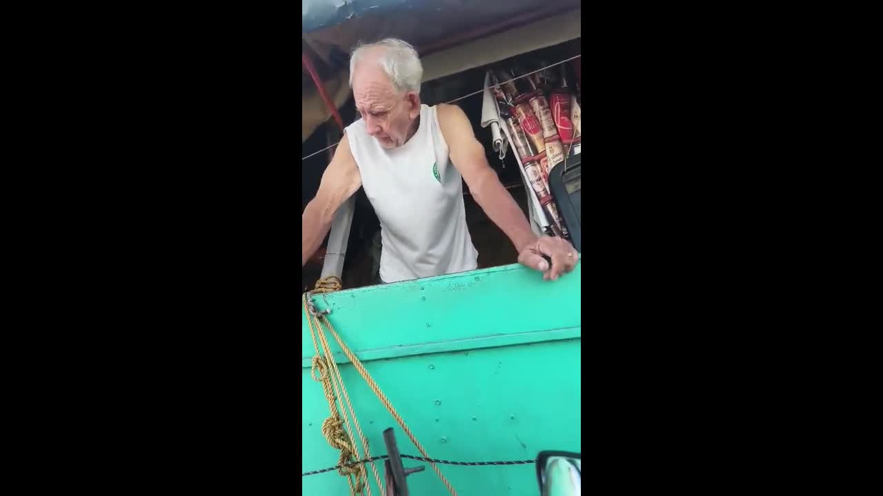 Widowed Aussie lives in makeshift houseboat on roadside in the Philippines