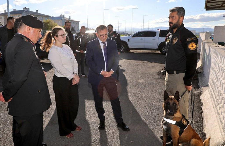 Kars Valisi Ziya Polat’tan bayram mesaisindeki polis ekiplerine ziyaret