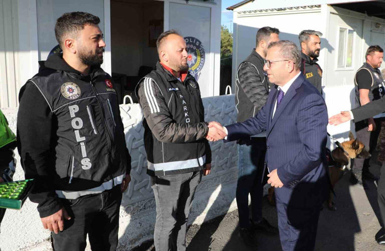Kars Valisi Ziya Polat’tan bayram mesaisindeki polis ekiplerine ziyaret