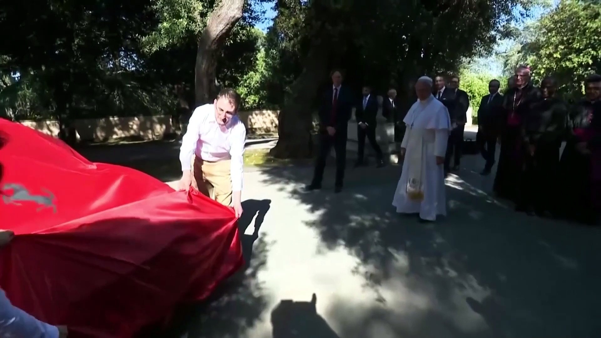 Papa Leone XIV prova il futuro elettrico di Ferrari con la nuova ...