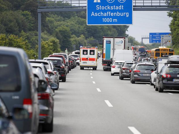 Heftiger Crash auf der A3 in Bayern: Vollsperrung der Autobahn ...