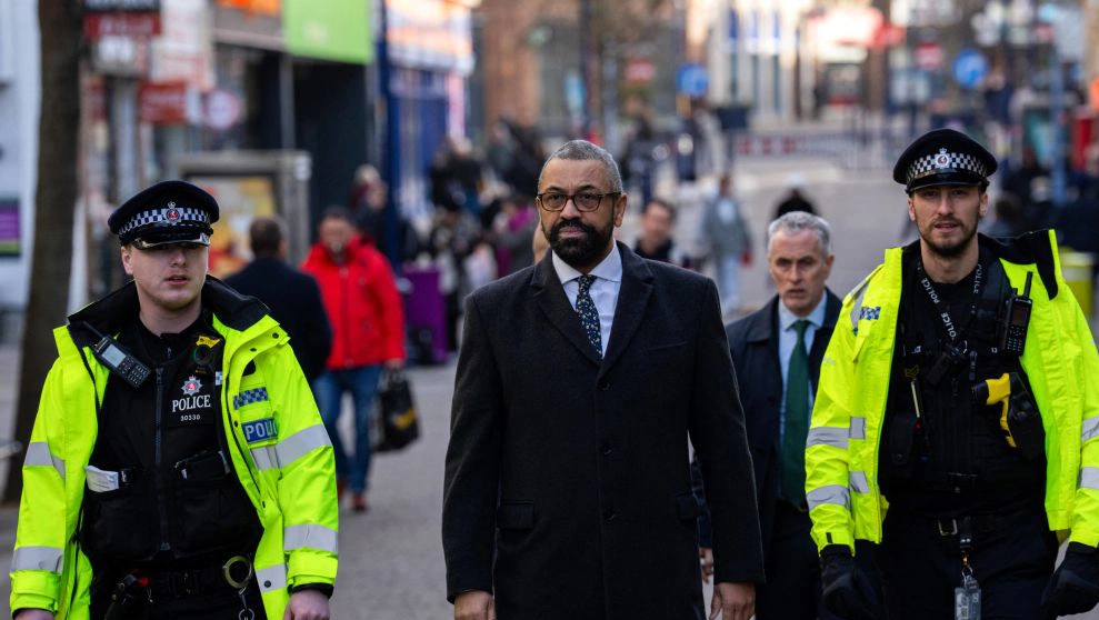 Manhunt for escaped robber as UK steps up gang crackdown