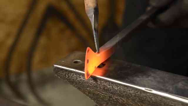 A tiny axe forged from steel – The pendant build