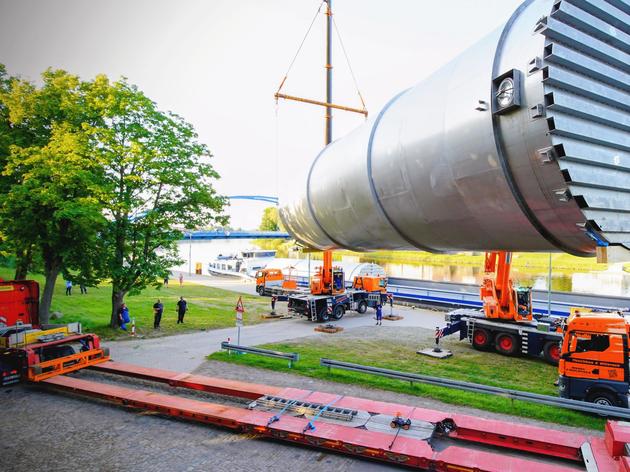 Spektakel in Hoyas Hafen: Zwei 20-Tonnen-Tanks für Vilsa-Brunnen per ...