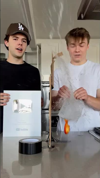 Play button vs. goldfish - who's lying?