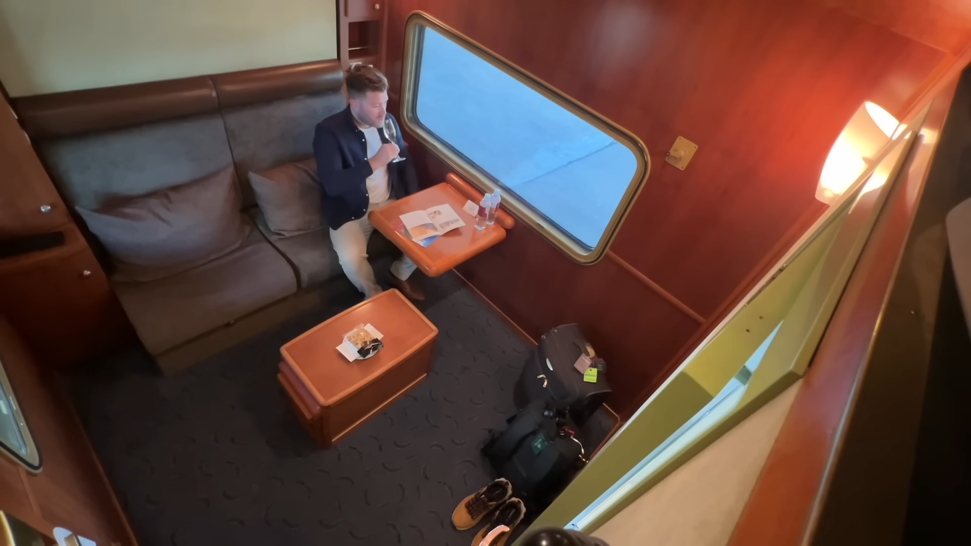 He took a luxury sleeper across Australia - then the champagne button ...