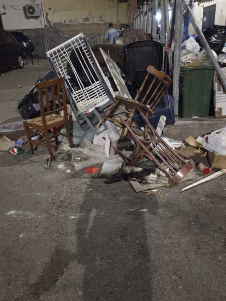 Torre del Greco, degrado e rifiuti fuori controllo in via Teatro ...