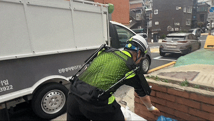 Wearable robot eases waste collection strain in Seoul