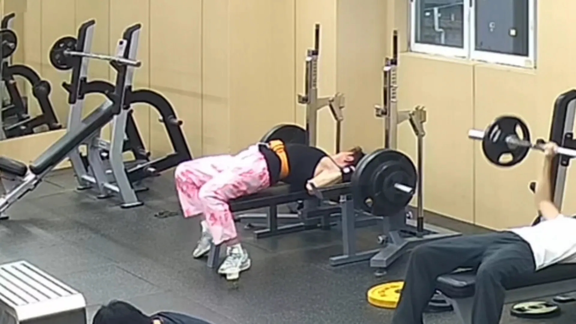 Schockmoment im Fitnessstudio – Mann entgeht nur knapp 145-Kilo-Unglück