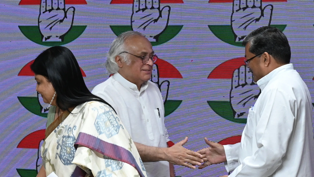 Congress seeks compromise to avert Karnataka leadership crisis