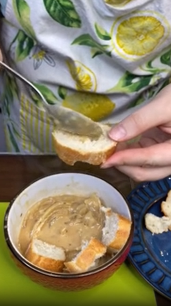 Cozy slow cooker onion soup made easy
