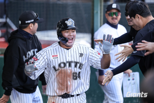 ‘사직 무라카미’ 김동현, 데뷔 첫 홈런