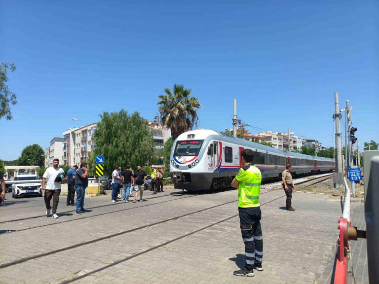 Trenin altında kalan yaya ağır yaralandı