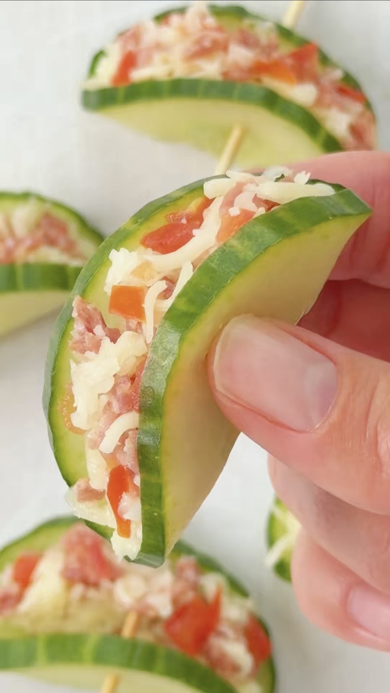 Tacos bajos en carbohidratos de pepino con queso y salami