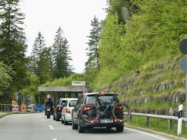 Motorrad prallt im Tunnel frontal gegen Bus: Ehepaar schwer verletzt ...