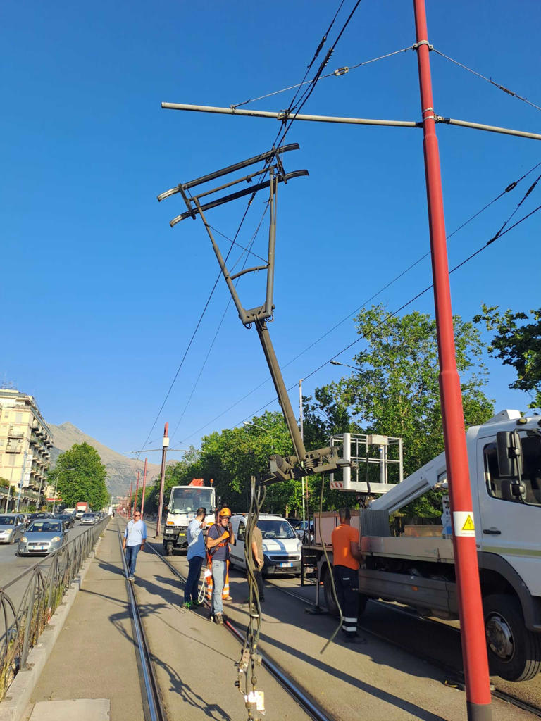 Camion con autoscala trancia cavi elettrici, tram bloccati a Palermo