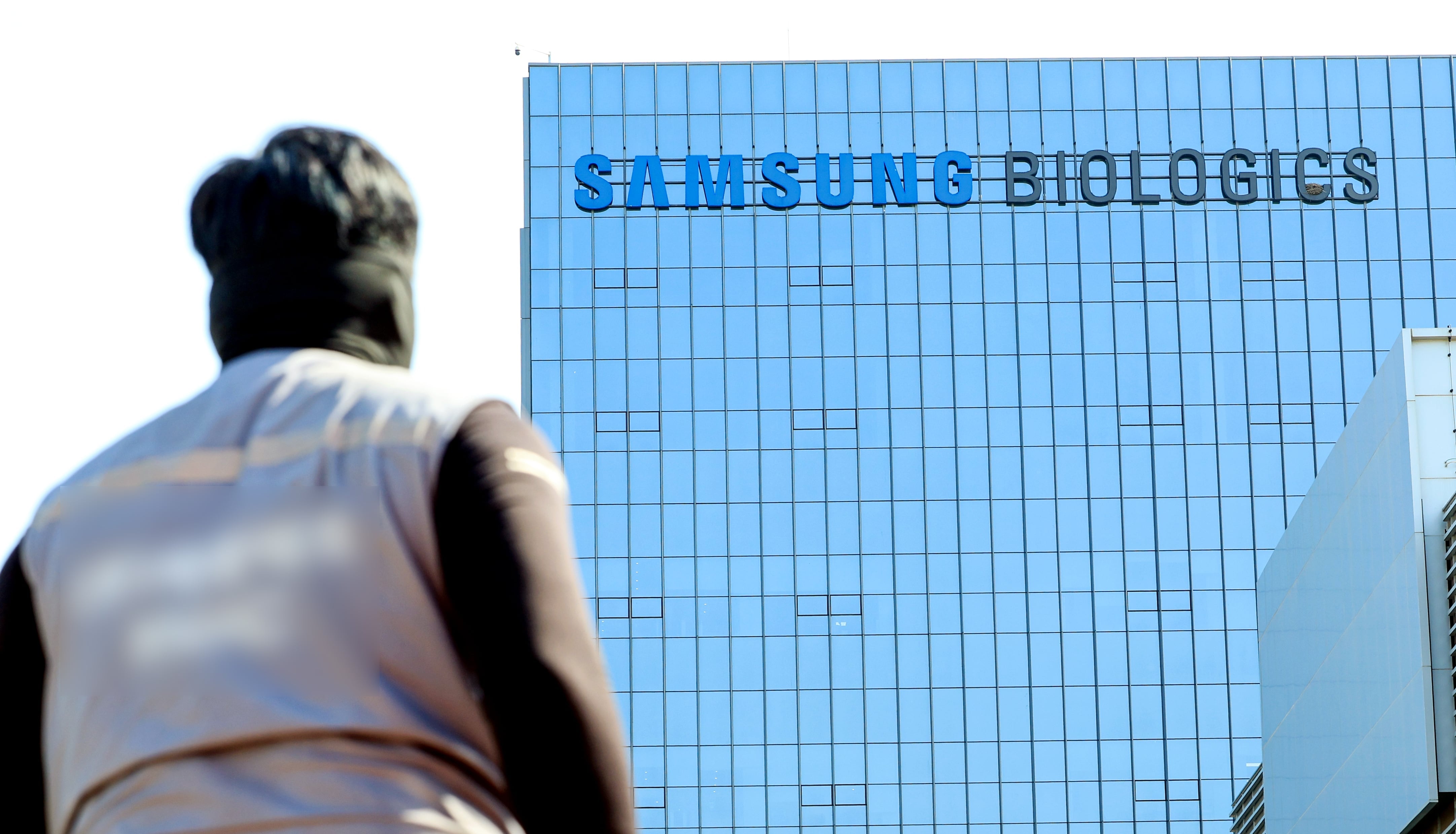 Police raid Samsung Biologics in union chairman's trade secret case