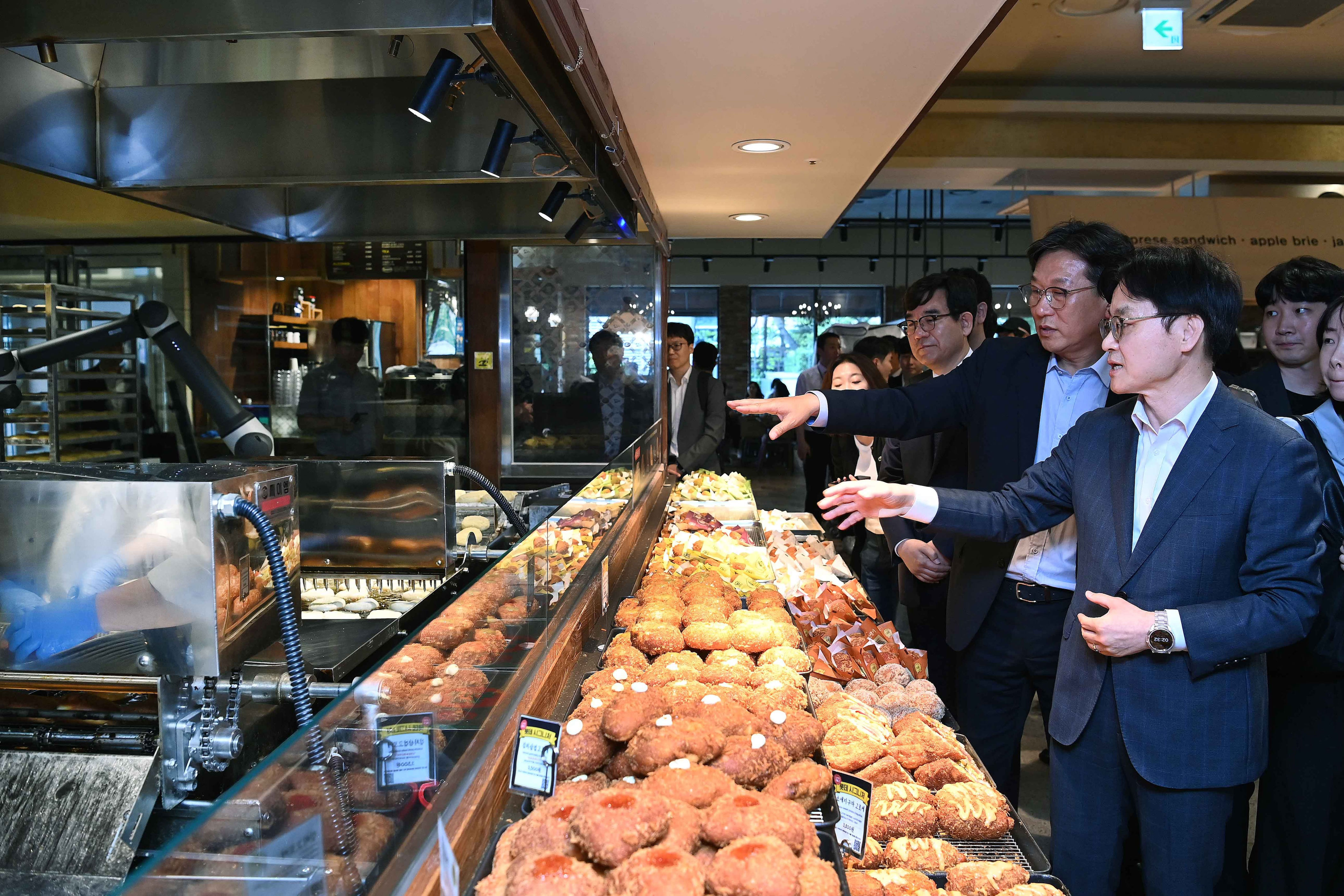 AI, robots make Sungsimdang's twisted fried bread