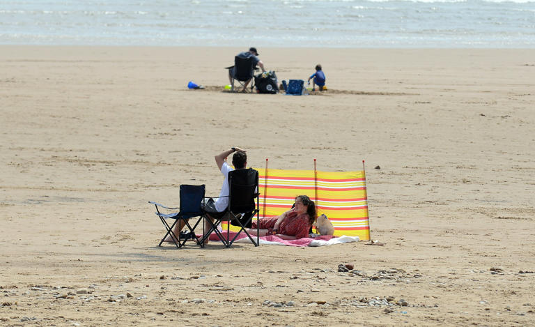 What a scorcher! 10 pictures of people basking in the sunshine at ...