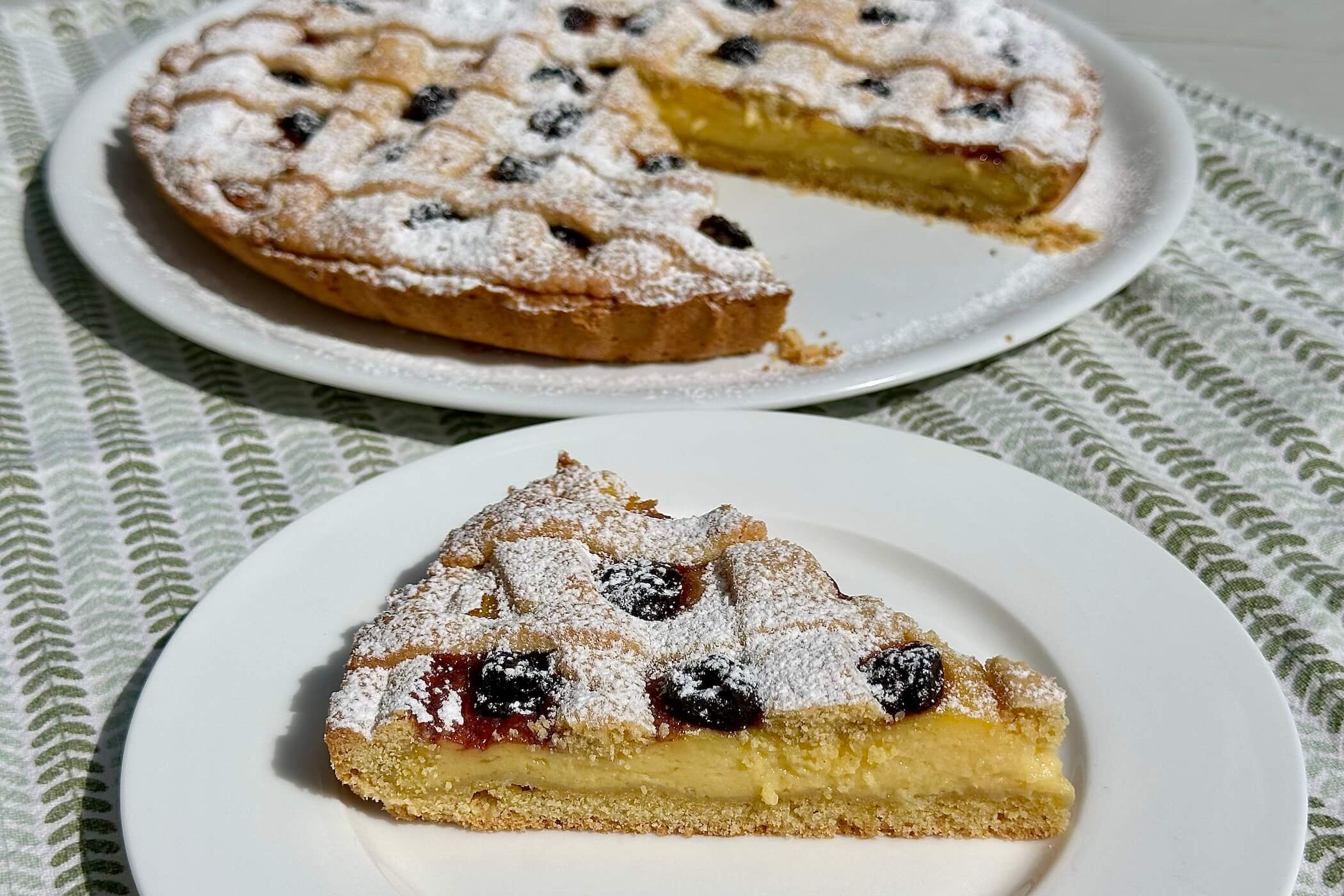 Crostata amalfitana con crema e amarene, il dolce che ti porta in costiera