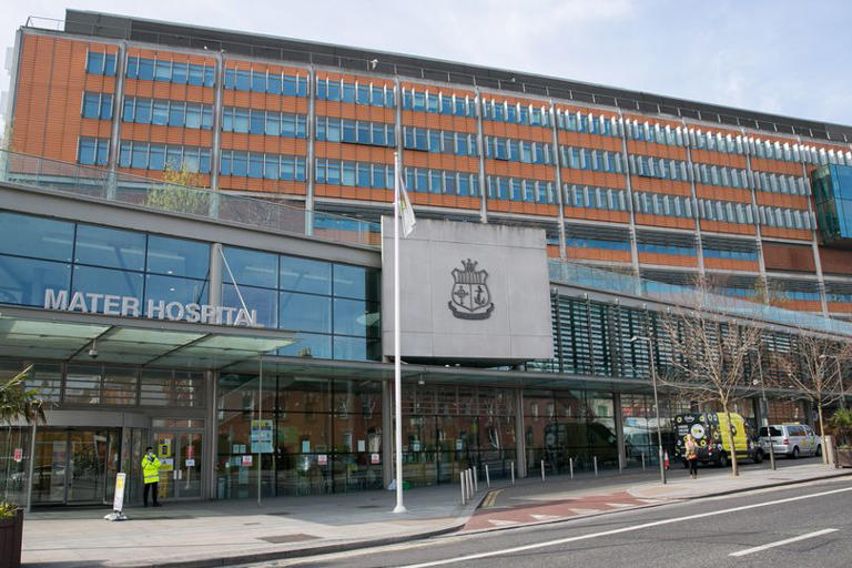 Teenager rushed to hospital after horror broad daylight stabbing in ...