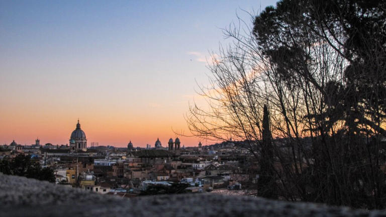Dramma al Pincio, precipita dalla terrazza e muore davanti ai turisti ...
