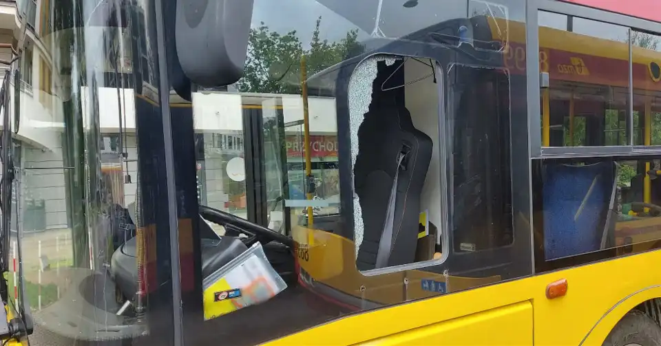 Pijany pasażer awanturował się w autobusie miejskim. Zniszczył szybę ...