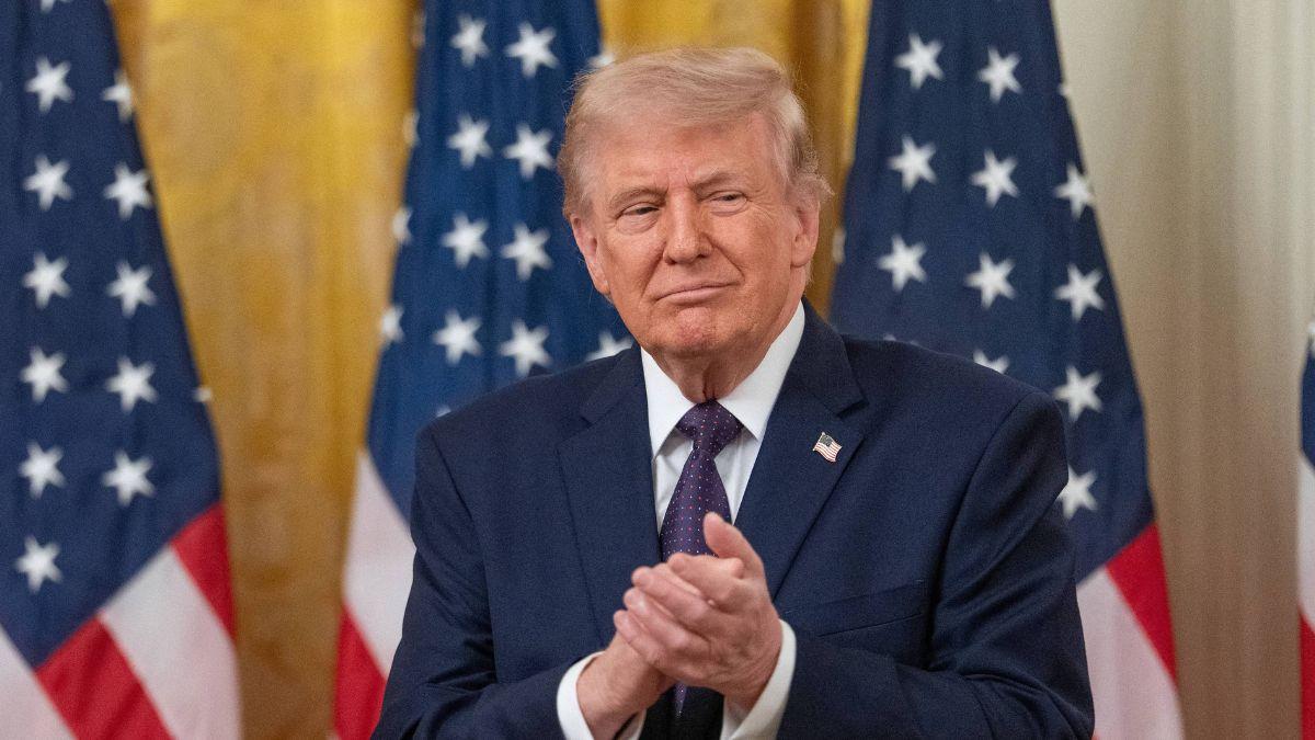 Donald Trump mocks heckler during speech about transgender athletes at ...