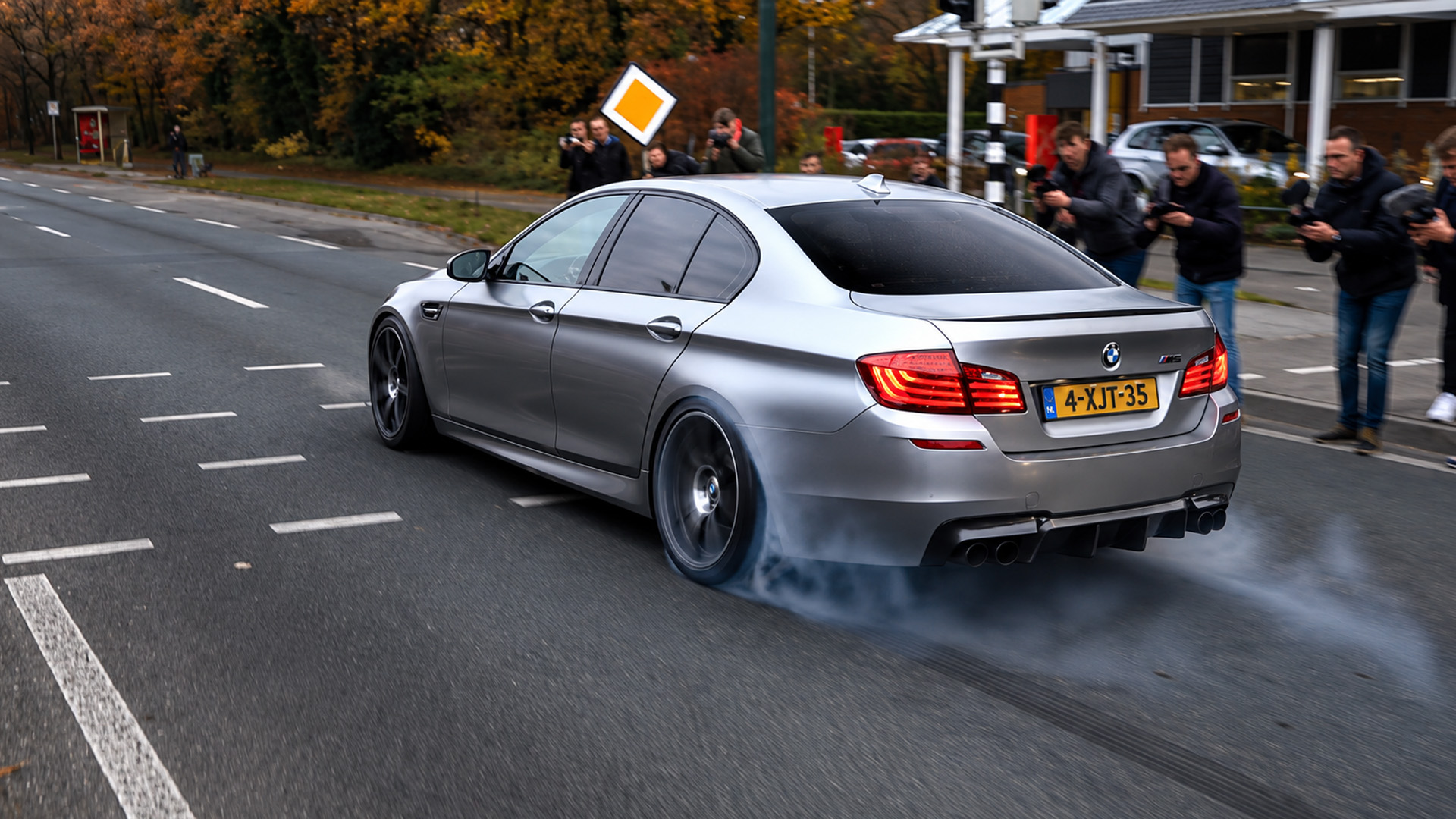 Heftige BMW M5 burnout vóór een sprint op de open weg