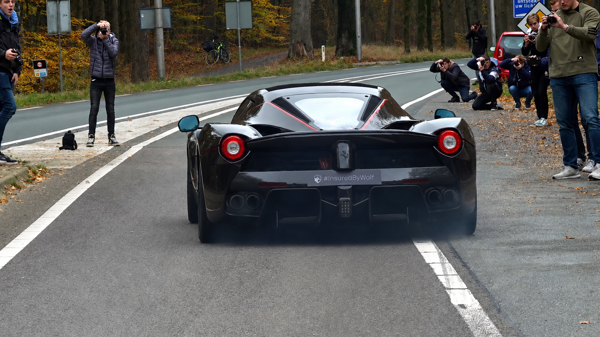 LaFerrari Aperta bei harter Beschleunigung vor einer Menge gefilmt