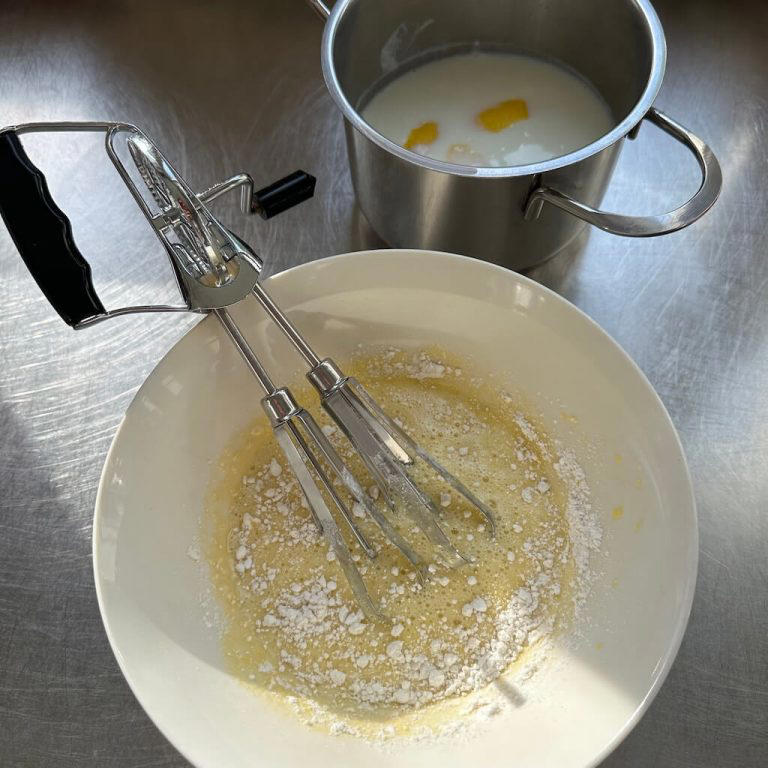 Crostata amalfitana con crema e amarene, il dolce che ti porta in costiera
