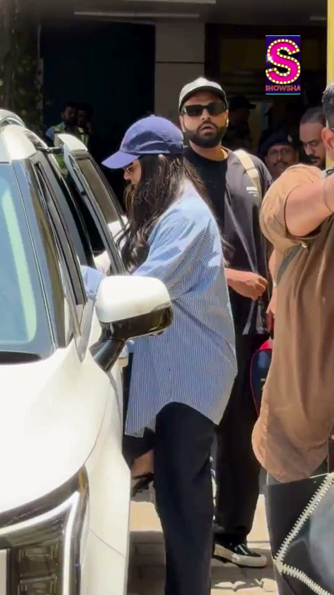 Virat Kohli and Anushka Sharma spotted together and serving major ...
