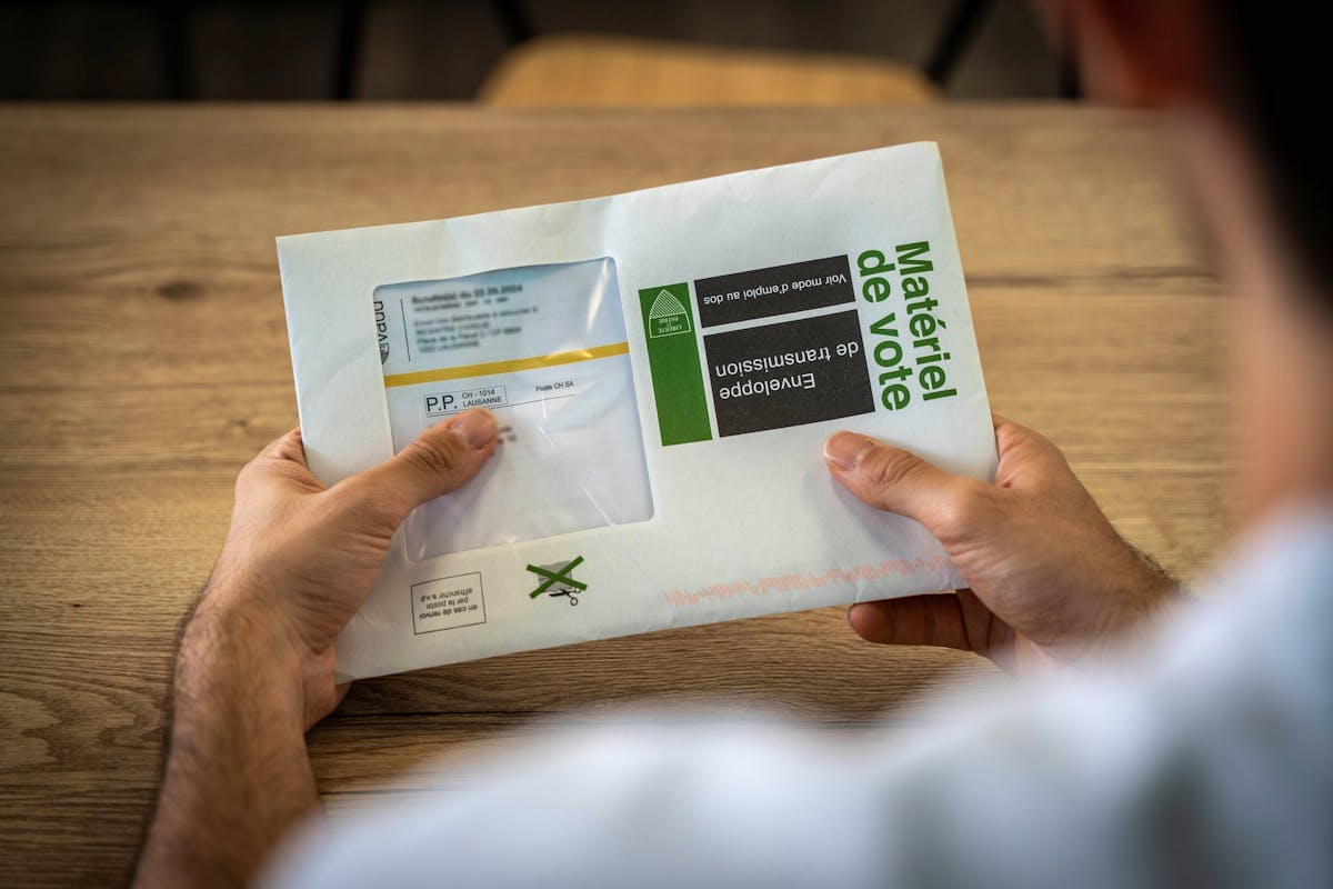 Le peuple devra voter sur la neutralité suisse en septembre