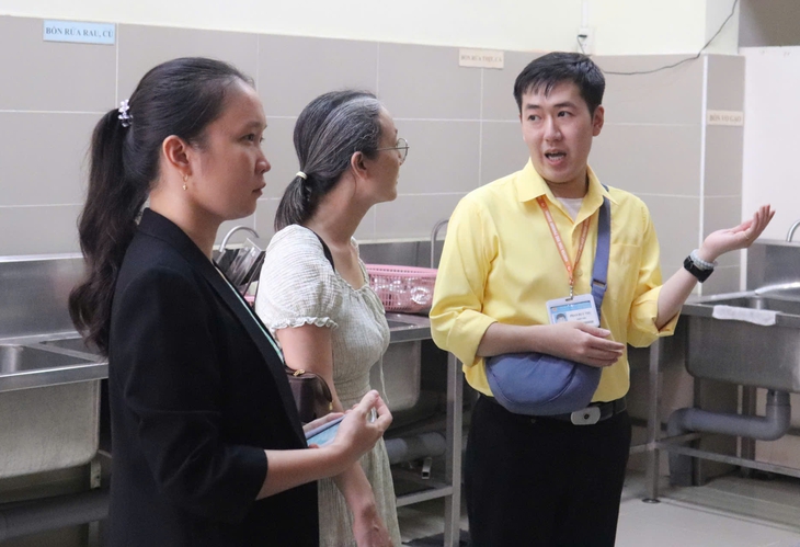 Phụ huynh xin xem bếp ăn bán trú khi chọn trường vào lớp 1 cho con
