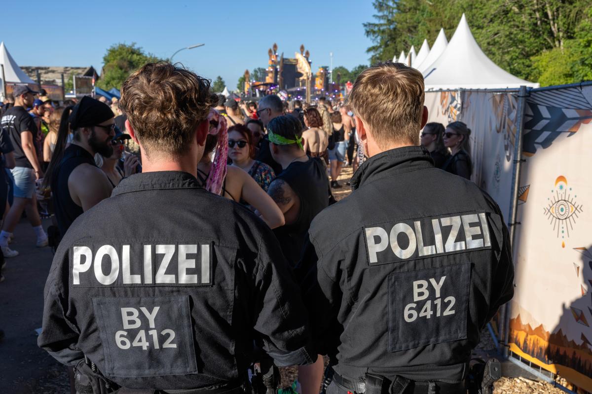 Polizisten auf Steckenpferden: Video vom Ikarus-Festival sorgt im ...