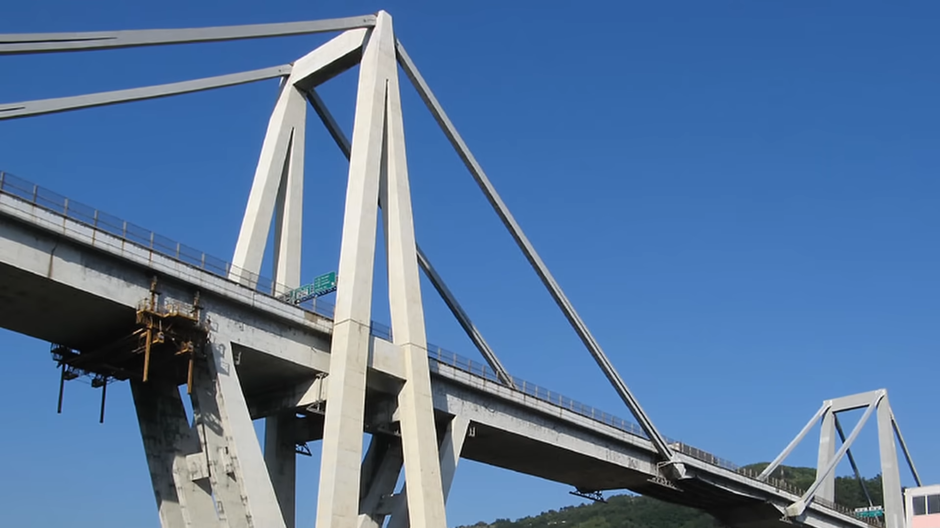 This 45-meter-high bridge carried 25 million cars a year - it collapsed ...