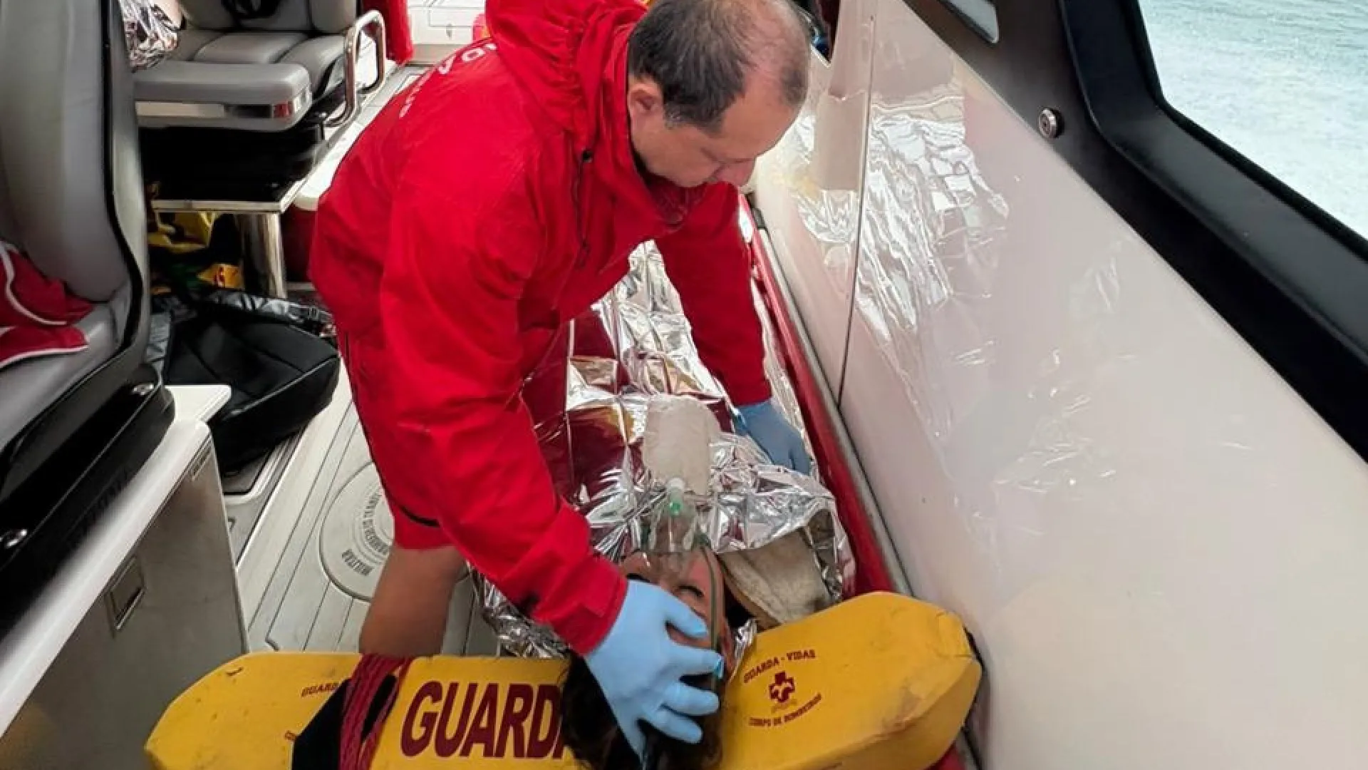 Jovem resgatada após 42h à deriva em alto-mar. "Começou a acenar"