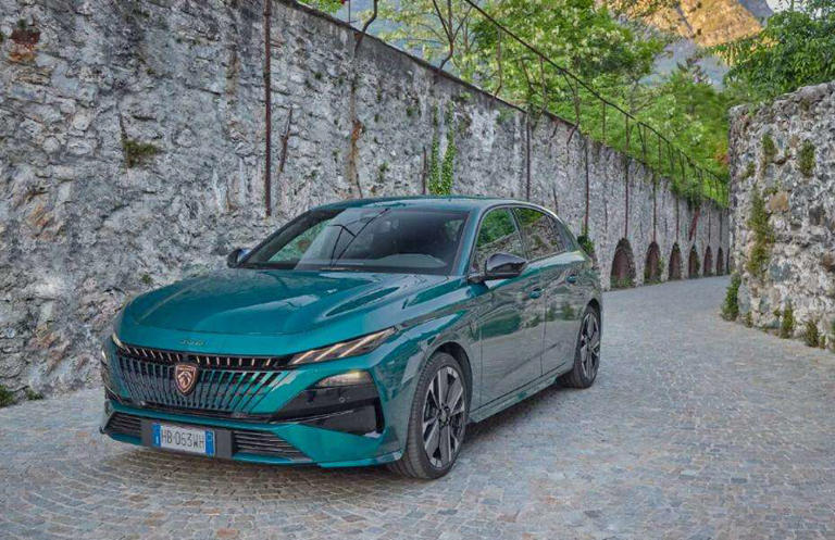 Peugeot 308 hybrid: test drive tra i Crotti di Chiavenna e le curve ...