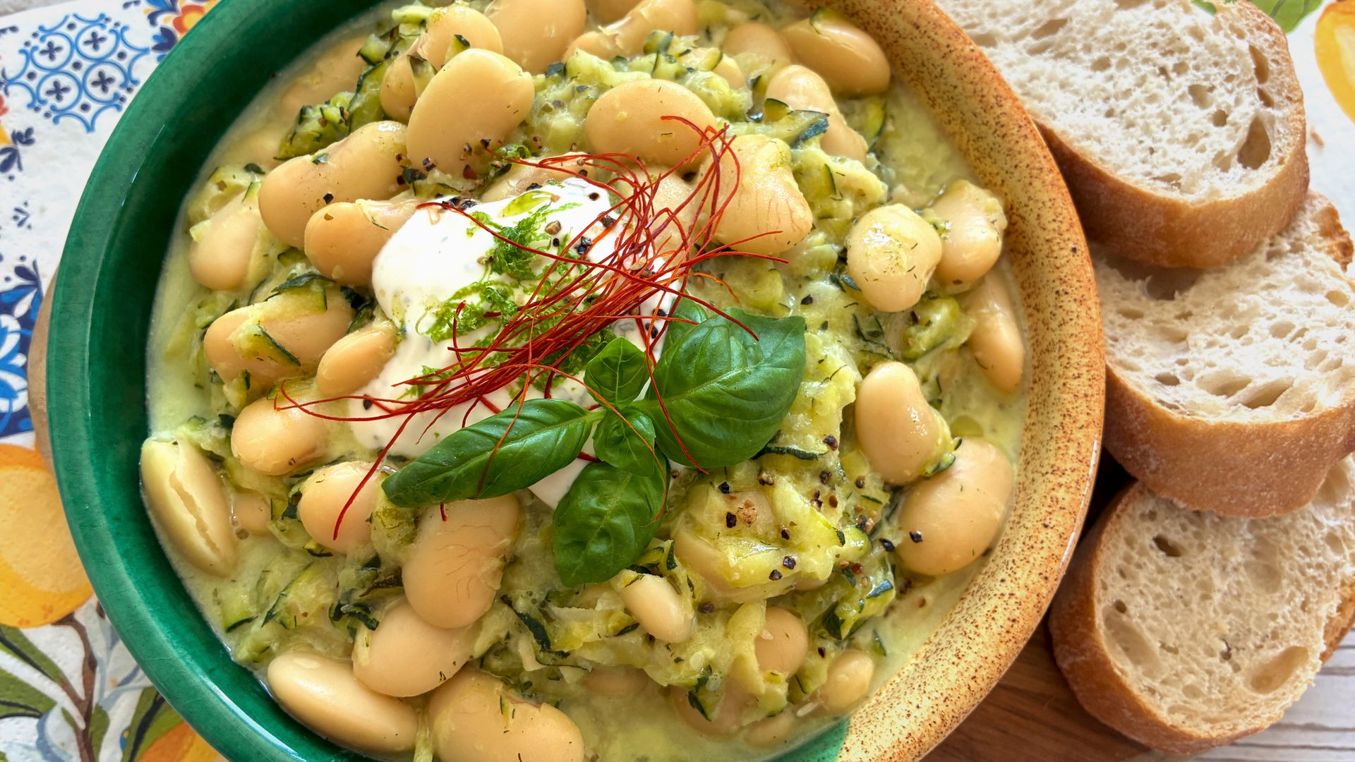 Günstiges Rezept für Zucchini und weiße Bohnen in cremiger Soße