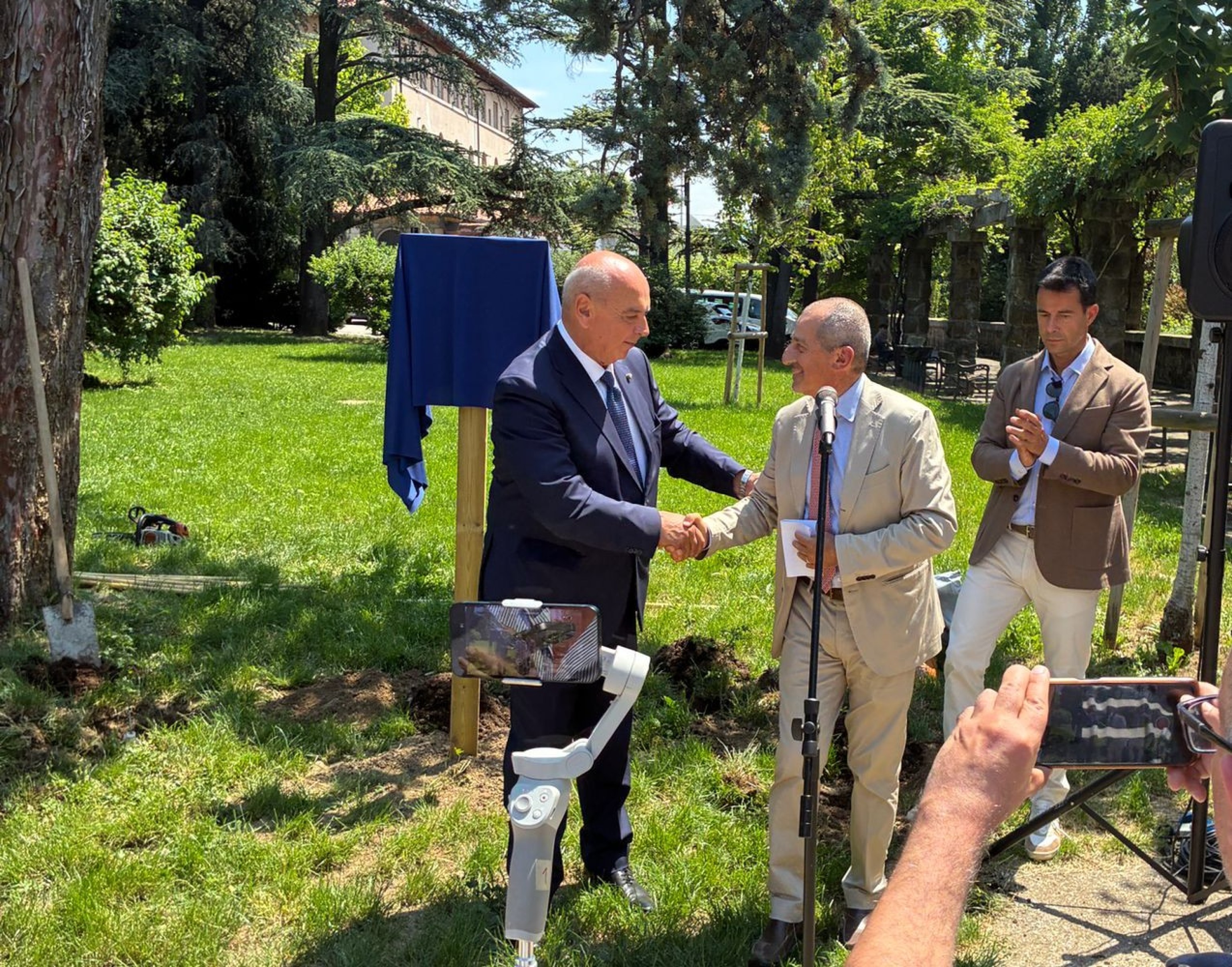 La "Rai coltiva il futuro", messa a dimora di arbusti a Trieste