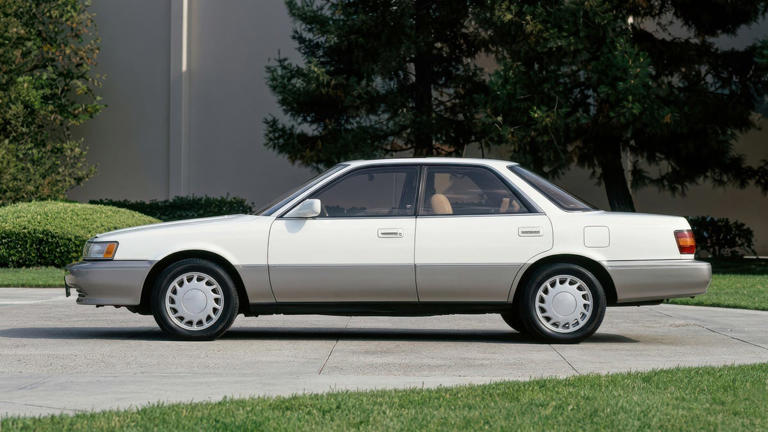 The first Lexus ES had big luxury dreams and one tough family rivalry