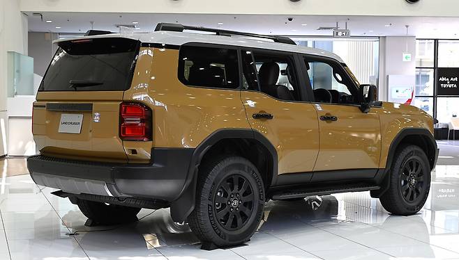 2.4L turbo, full-time four-wheel drive, electronic lockers ...