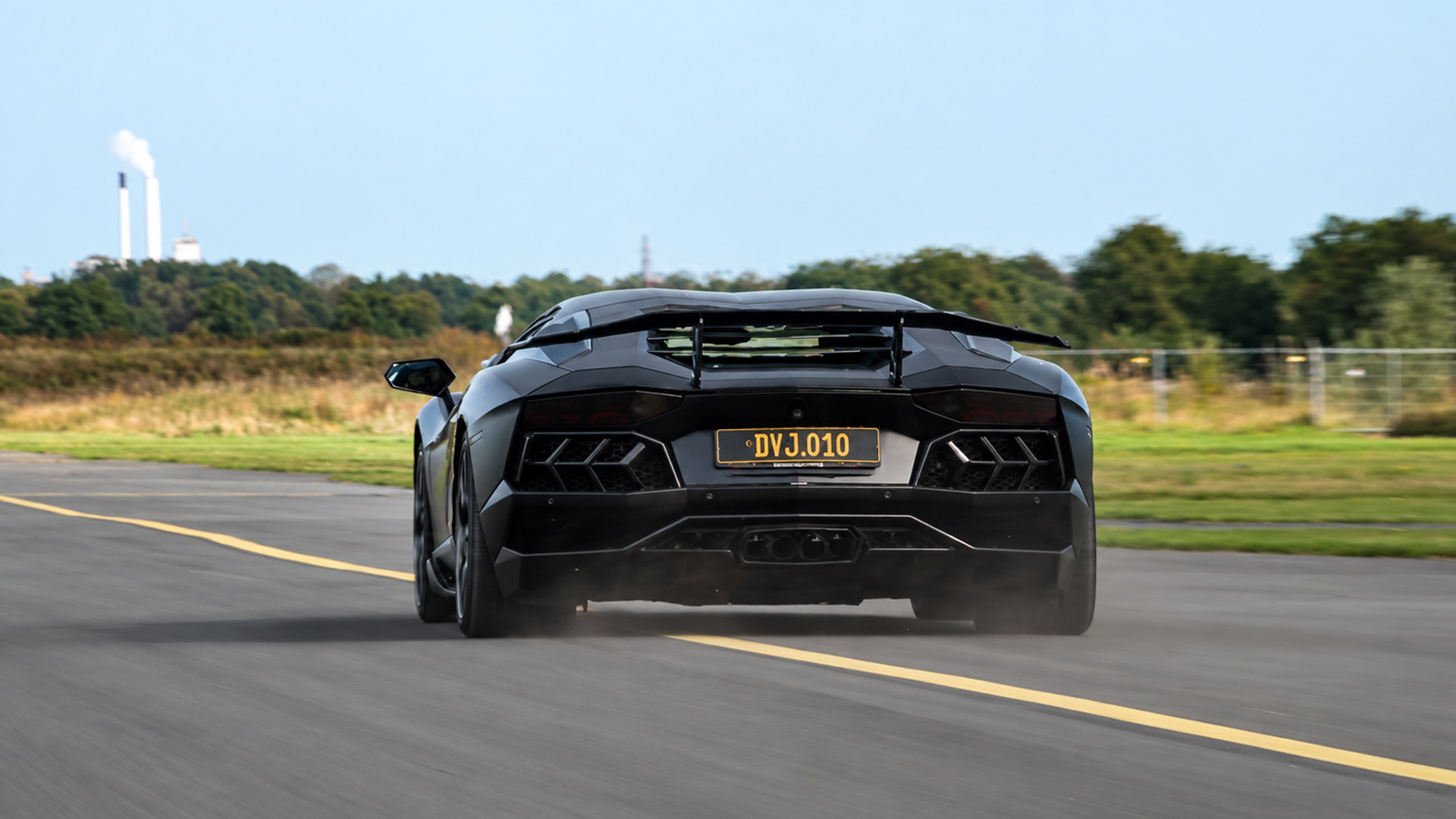 Lamborghini Aventador modificado com aceleração brutal na pista