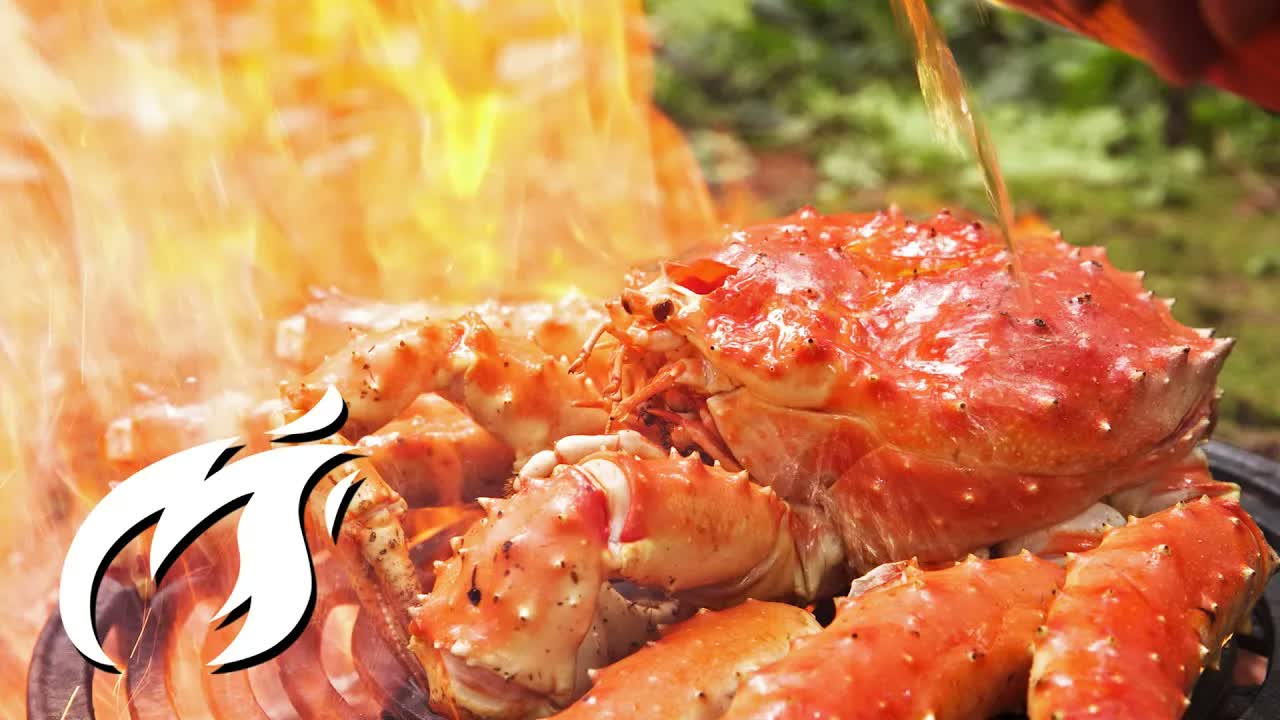 He is the bravest chef: Cooking crab in the middle of the flames