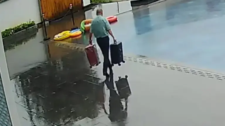 Funcionário de hotel confunde piscina com piso molhado e acaba lá dentro